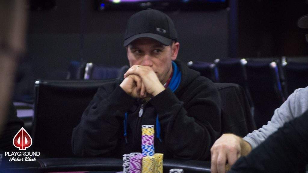 Jonathan Robinette leads the field into the last stretch | Playground ...